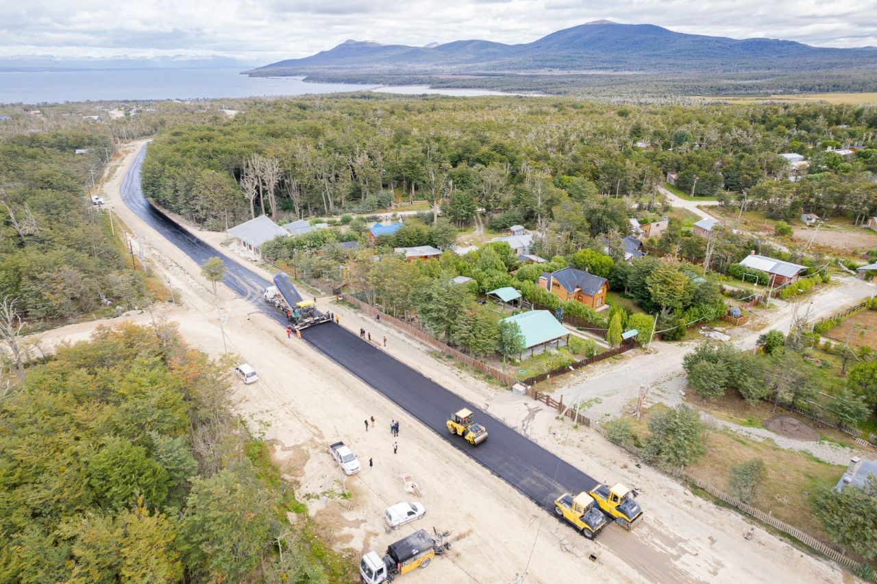 Se asfalta un nuevo sector de la bajada del Lago Fagnano - Tiempo Fueguino